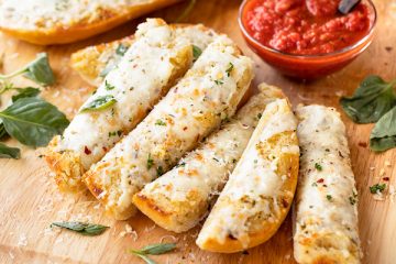 Cheesy Garlic Bread | The Cozy Apron